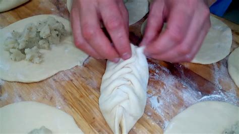 Учимся делать красивые пирожки Youtube