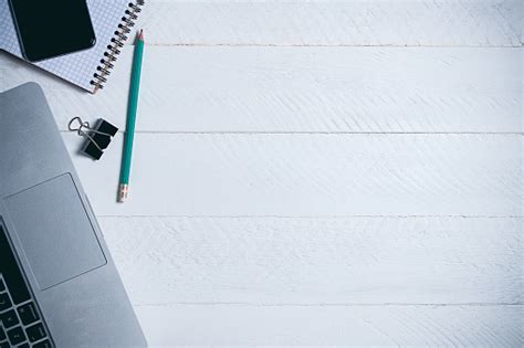 현대 비즈니스 도구와 나무 흰색 배경에 복사 공간에 대 한 장소 0명에 대한 스톡 사진 및 기타 이미지 0명 개념 교육 Istock