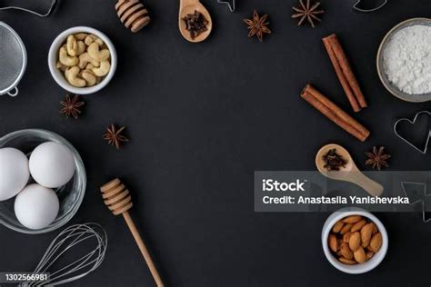 검은 색 배경에 요리 재료를 굽는 맨 위 보기입니다 프레임 복사 공간입니다 홈 베이킹 쿠키 빵 케이크 0명에 대한 스톡 사진 및 기타 이미지 Istock