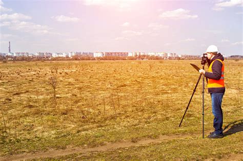 측량 작업자는 새로운 마이크로 지구의 건설을위한 측정 장비를 사용하여 거리와 길이를 측정 복사 공간 각도 측정 Stem 주제에 대한 스톡 사진 및 기타 이미지 Istock