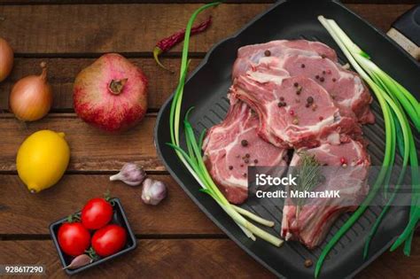 등심 요리 재료 검은 철 굽고 팬에 쇠고기 스테이크를 구운 목조 소박한 배경입니다 평면도 가로 구성 갈비 음식에 대한 스톡 사진
