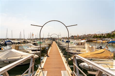 맑고 잔잔한 물과 맑은 푸른 하늘을 배경으로 항구에 주차 된 보드와 요트 0명에 대한 스톡 사진 및 기타 이미지 0명 건축 건축물 Istock