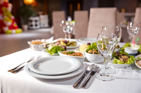 샐러드와 잇몸 흰색 테이블에 숟가락 포크와 칼 접시의 집합입니다 흰색 테이블에 테이블 설정 0명에 대한 스톡 사진 및 기타 이미지 Istock