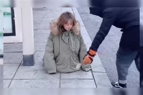这小姐姐演技真绝了，这样都能要到钱！