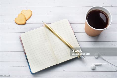 흰색 배경에 마음의 모양에 종이 컵과 쿠키에 검은 커피 플랫 평신도 복사 공간 상단 보기 0에 대한 스톡 사진 및 기타 이미지 Istock