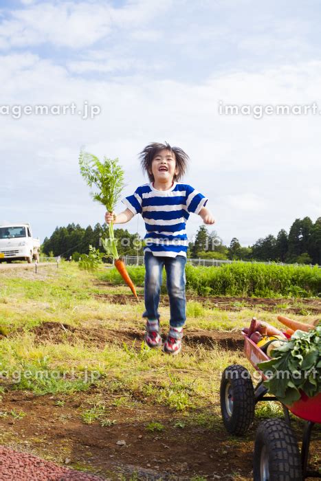 ジャンプする男の子の写真素材 [109238957] イメージマート