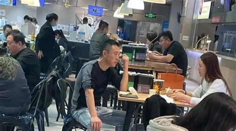 55 Year Old Hou Yong And His Sweet Wife Appeared In A Fast Food Restaurant Put 170 000 Bags At
