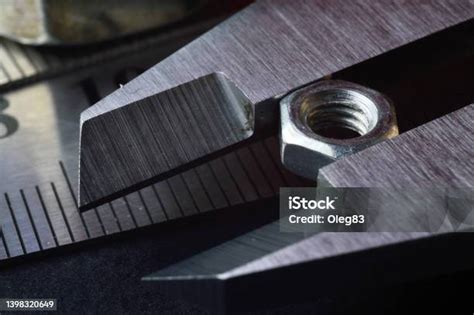 정확한 측정 도구 캘리퍼와 금속 눈금자는 너트와 함께 제자리에 놓여 있습니다 클로즈업 강철에 대한 스톡 사진 및 기타 이미지 강철 건설 기계류 건설 산업 Istock