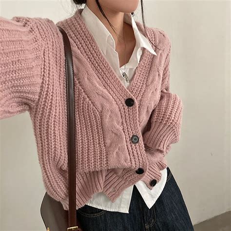 기프티박스 베이직한 컬러위에 탄탄한 니트 짜임이 들어가 밋밋하지않게 은은한 포인트를 준 가디건