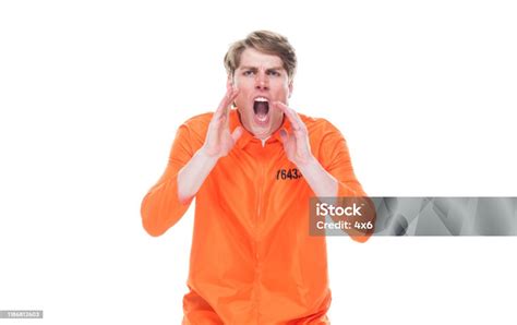 2029세 성인 잘생긴 젊은 남성 남성 범죄자 복장 점프수트 유니폼 화가 실망 좌절 불쾌감 범죄의 1인 허리까지 20 29세에