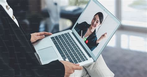 가상 작업 공간 또는 원격 사무실에서 만나는 화상 통화 사업가 스마트 비디오 기술을 사용하여 전문 기업 비즈니스의 동료와 소통하는 원격 근무 전화 회의 사진