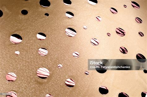 배경 질감 그림 핑크 미러 Pietz 라이크라 직물 마지막 조각입니다 라이크라 스 판 덱 스 2 스트립 장력 질량입니다 큰 분홍색 거울 반짝이 장식으로 베이지색 배경입니다