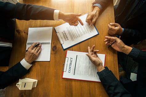 계약 서류 남성 변호사 및 사업가 개념 간의 협의에 대해 논의 하는 비즈니스 사람들과 변호사 그룹 정부에 대한 스톡 사진 및 기타 이미지 Istock