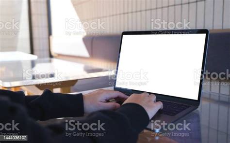 빈 흰색 데스크톱 화면으로 노트북 컴퓨터에서 사용하고 입력하는 여성의 모형 이미지 데스크탑 컴퓨터에 대한 스톡 사진 및 기타 이미지 데스크탑 컴퓨터 여성 형판