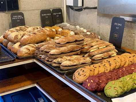경성빵공장 갓 구운 빵 냄새로 가득 찬 경성빵공장에서 ⠀ 행복한 브런치 타임~