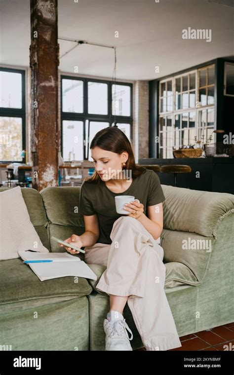 Female Legs Crossed Hi Res Stock Photography And Images Alamy