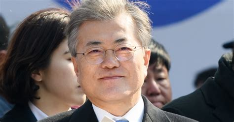 문재인 대통령 국정지지도 70 북한과의 대화재개 긍정 평가