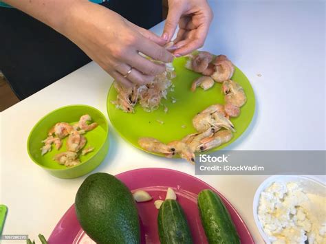 여자는 삶은 새우를 청소 다음 테이블에는 야채 하 고 두 부 요리에 대 한 질량 갑각류에 대한 스톡 사진 및 기타 이미지 갑각류 그릇 딜 허브 Istock