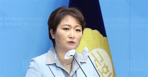 ‘7년 만에 복당 이언주 “민주 아니면 尹 폭주 못 멈춰”