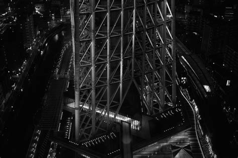 배경 화면 검은 단색화 도시 풍경 밤 비 사진술 대칭 마천루 라이카 도쿄 엠 스카이 트리 빛 Bw 모양 선 어둠 Tokyoskytree