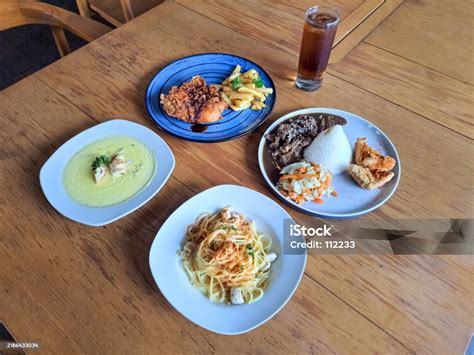 닭고기를 곁들인 알프레도 스파게티 크루통을 곁들인 옥수수 수프 찐 쌀을 곁들인 소고기 불고기 감자 튀김을 곁들인 내슈빌 핫 치킨 유리에 얼린 신선한 차 음식과 음료 메뉴 0