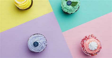 화려한 배경에 컵케이크 디저트 다른 색깔의 케이크 크림과 토핑 고해상도 사진 Unsplash의 장식 이미지