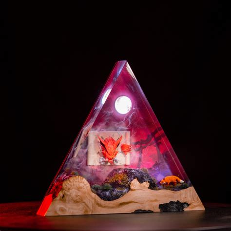 Imprisoned Fox Triangle Epoxy Lamp Breakwooden