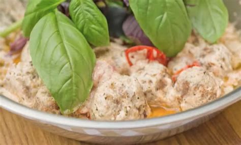 Фрикадельки в сметанном соусе рецепт Даша Малахова Кулинарио