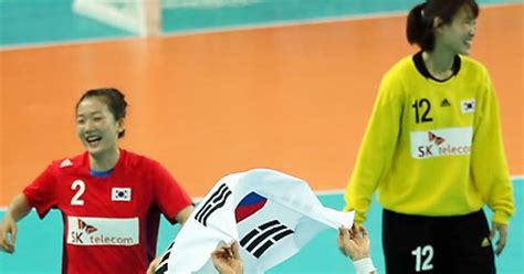 기뻐하는 한국 여자 핸드볼 선수들