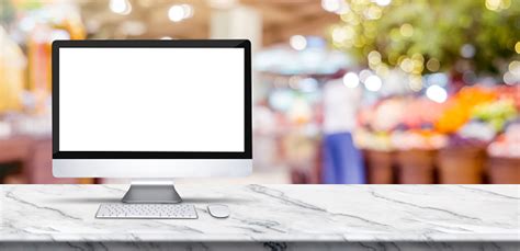대리석 테이블 상단에 빈 화면 데스크톱 컴퓨터 와 흐림 사람들이 슈퍼마켓 보케 배경에서 쇼핑 디스플레이 또는 디자인의 몽타주에 대 한 조롱 고객에 대한 스톡 사진 및 기타