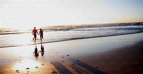 해변을 걷고 있는 두 사람 사진 Unsplash의 실루엣 커플 이미지