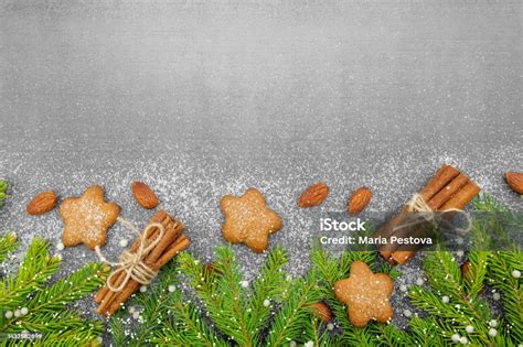 슬레이트 배경 크리스마스와 새해를위한 공간을 복사하십시오 쿠키와 밀가루가있는 주방 질감 전나무 가지와 향신료 계피와 견과류 눈 가문비나무에 대한 스톡 사진 및 기타 이미지