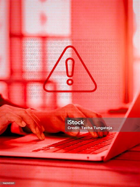 바이러스 경고 빨간색 삼각형 시스템 해킹 오류 표시 맬웨어 랩톱 컴퓨터로 작업하는 비즈니스 사람 빨간색 톤 수직 스타일로