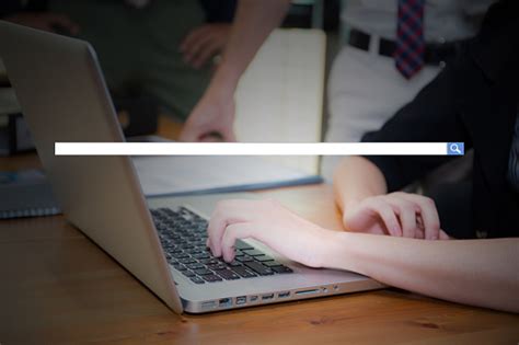 빈 검색 바와 노트북 컴퓨터 디지털 정보를 사용 하 여 입력 하는 젊은 비즈니스 우먼의 손 개념에 대한 스톡 사진 및 기타 이미지 Istock