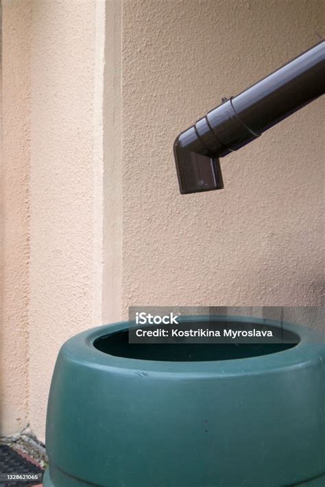 빗물 탱크 또는 물 엉덩이 정원에서 물 식물에 비 수집기로 사용 비에 대한 스톡 사진 및 기타 이미지 비 수확 건물 외관 Istock
