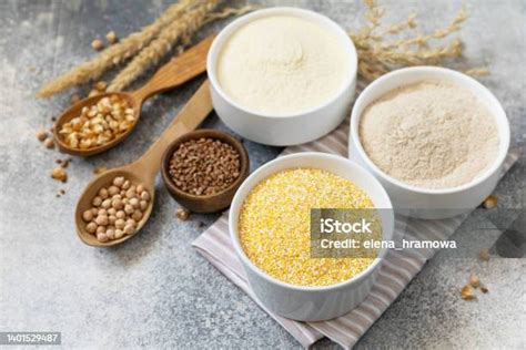 음식과 베이킹 글루텐 프리 성분 곡물과 밀가루 굵은 옥수수 가루 메밀 가루 회색 돌 배경 위에 병아리 콩 가루 공간을 복사합니다 0명에 대한 스톡 사진 및 기타 이미지