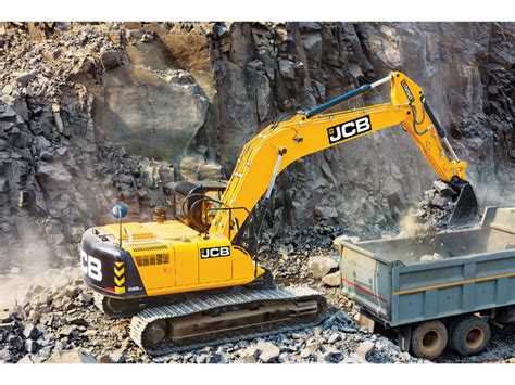 Jcb India Debuts Its High Tech Tracked Excavators In Pune Construction Week India