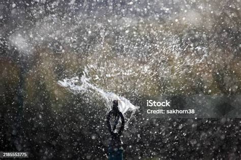 보케 배경과 반짝이는 반사가 있는 정원 스프링클러에서 분사되는 물의 매혹적인 클로즈업 자연 및 정원 가꾸기 테마에 적합 0명에 대한 스톡 사진 및 기타 이미지 Istock