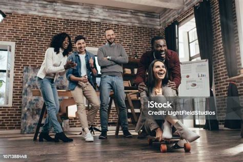 다민족 동료 로프트 사무실에서 스케이트 보드와 재미의 쾌활 한 그룹 공동체에 대한 스톡 사진 및 기타 이미지 공동체 기업 비즈니스 남자 Istock