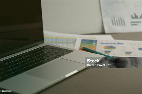 키보드 보고서 그래프 차트 펜 및 테이블이 있는 업무용 책상 0명에 대한 스톡 사진 및 기타 이미지 0명 가상현실 가축