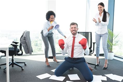 사무실에서 동료들과 성공을 축하하는 복싱 장갑을 낀 사업가 사무실에 대한 스톡 사진 및 기타 이미지 사무실 3 명 검은색