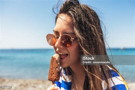 해변과 바다 배경에서 아이스크림을 먹는 선글라스를 쓴 십대 소녀 관광객에 대한 스톡 사진 및 기타 이미지 관광객 귀여운