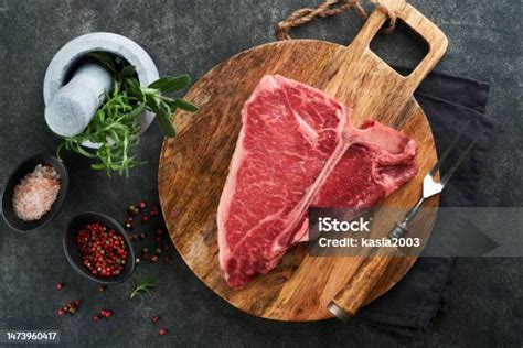 두꺼운 생 티본 스테이크 드라이 에이징 생 티본 또는 포터하우스 쇠고기 고기 어두운 배경에 허브와 소금으로 멧돼지를 자르는 스테이크 평면도 및 복사 공간 0명에 대한 스톡