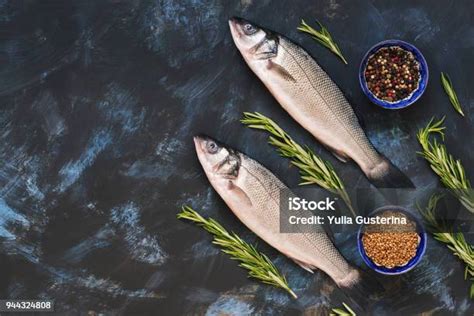 레몬 로즈마리와 소박한 파란 배경에 향신료 생선 바다 농 어 보기 상위 공간을 복사 합니다 개념에 대한 스톡 사진 및 기타 이미지 Istock