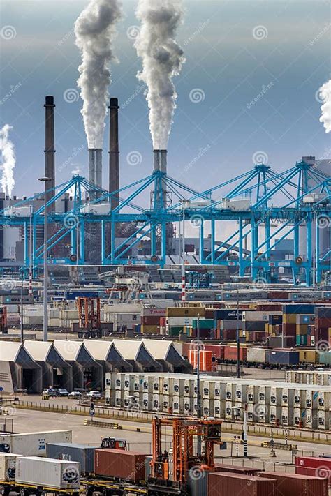 Contenedor Del Puerto Ternimal Y Emisión De La Chimenea Imagen
