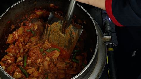 군대 신메뉴 신김치삼겹볶음 100인분 만들어 배식하기 Youtube