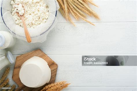 Shavuot 유대인 휴일 축하 우유와 치즈 잘 익은 밀과 과일 흰색 나무 배경에 크림 흰색 나무 배경 위에 유제품 샤부엣 개념 상단 보기 모의 Shavuot에 대한 스톡