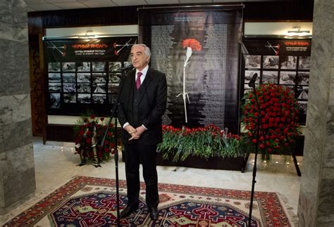 К посольству Азербайджана в Москве несут гвоздики видео Minval Politika