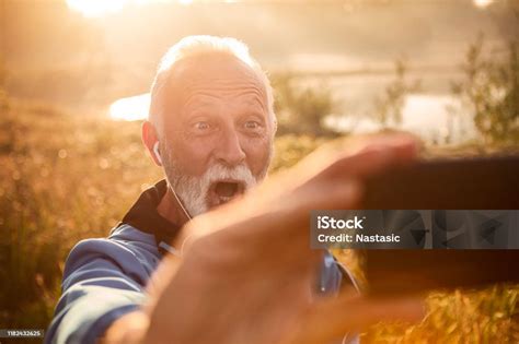 스포티 한 시니어 남자 촬영 에 셀카 에 이 공원 만들기 A 얼굴 건강한 생활방식에 대한 스톡 사진 및 기타 이미지 건강한