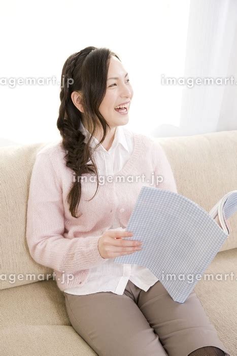雑誌を読む女性の写真素材 24034246 イメージマート